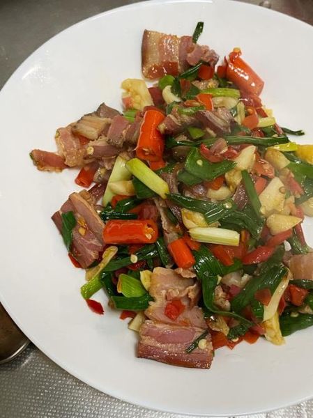 青蒜苗炒腊肉怎么做_腊肉炒青蒜苗先炒哪个-第3张图片-山城妙识