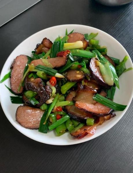青蒜苗炒腊肉怎么做_腊肉炒青蒜苗先炒哪个-第1张图片-山城妙识