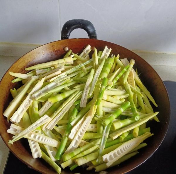 油焖笋子怎么做才入味_油焖笋子要不要焯水-第1张图片-山城妙识