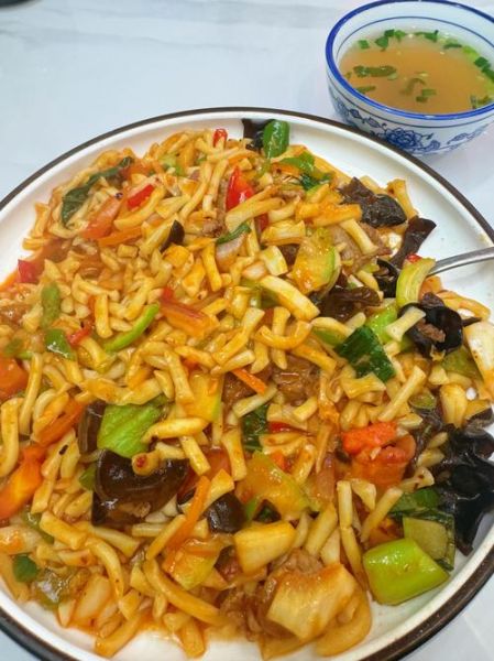 大肉芹菜丁丁炒面怎么做_家常炒面怎么炒不粘锅-第1张图片-山城妙识