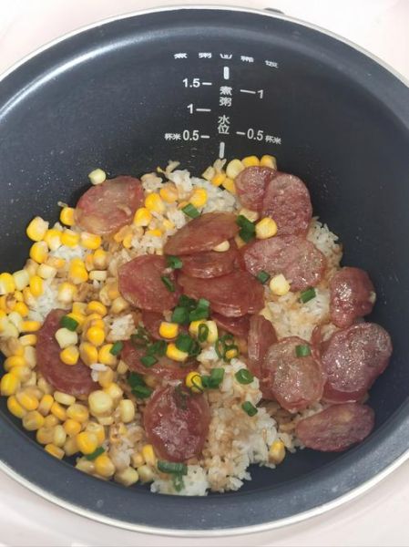 香肠焖饭电饭锅怎么做_香肠焖饭电饭锅放多少水-第1张图片-山城妙识 香肠焖饭电饭锅怎么做_香肠焖饭电饭锅放多少水-第1张图片-山城妙识