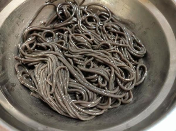 凉拌蕨根粉要泡多久_凉拌蕨根粉要煮多久-第3张图片-山城妙识