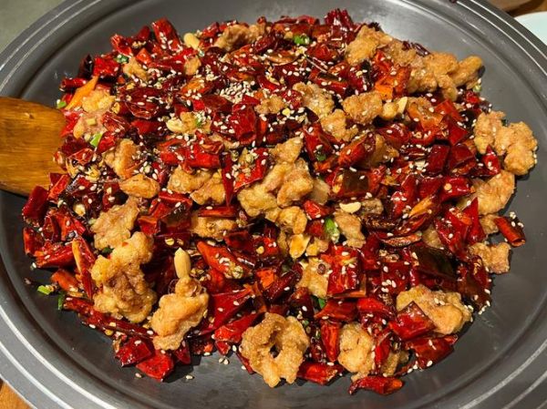 辣子大盘鸡怎么做才正宗_辣子大盘鸡用鸡腿还是整鸡-第1张图片-山城妙识