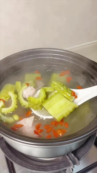 苦瓜跟什么煲汤好喝_清热解暑汤推荐-第3张图片-山城妙识 苦瓜跟什么煲汤好喝_清热解暑汤推荐-第3张图片-山城妙识