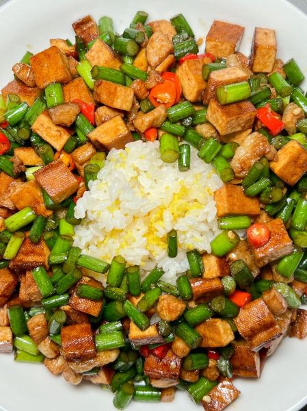 蒜苔炒米饭怎么做_蒜苔炒米饭的家常做法-第3张图片-山城妙识