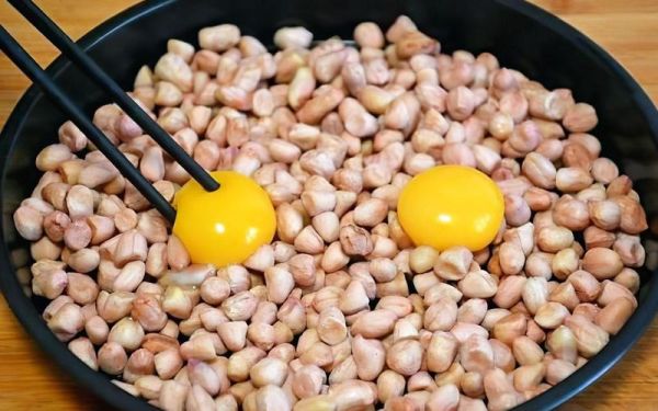 鸡蛋花生米怎么做_鸡蛋炒花生米先放哪个-第3张图片-山城妙识
