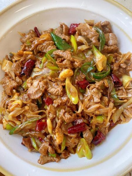 葱爆羊肉片怎么做_葱爆羊肉片用哪个部位-第2张图片-山城妙识