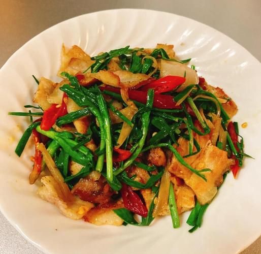 蒜苗回锅肉正宗做法_怎么做才够川味-第2张图片-山城妙识 蒜苗回锅肉正宗做法_怎么做才够川味-第2张图片-山城妙识