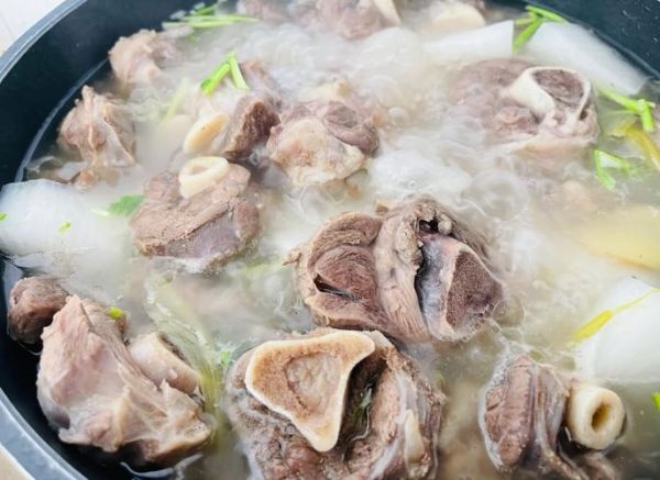 羊骨头汤怎么炖好喝_羊骨头汤去腥技巧-第1张图片-山城妙识