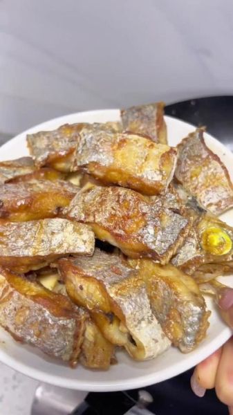 煎带鱼怎么不粘锅_煎带鱼不破皮窍门-第1张图片-山城妙识