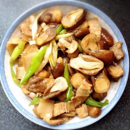 草菇怎么炒好吃_草菇炒肉的做法步骤-第3张图片-山城妙识