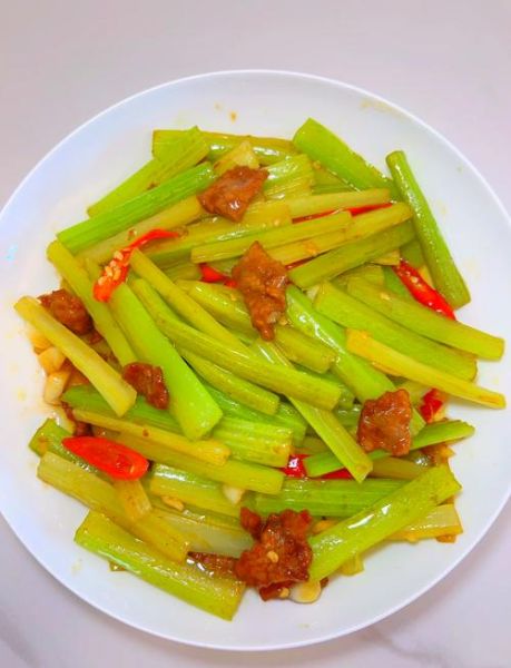 西芹炒肉怎么炒好吃_家常做法步骤-第1张图片-山城妙识