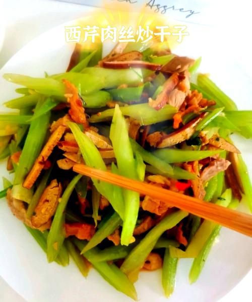 西芹炒肉怎么炒好吃_家常做法步骤-第2张图片-山城妙识