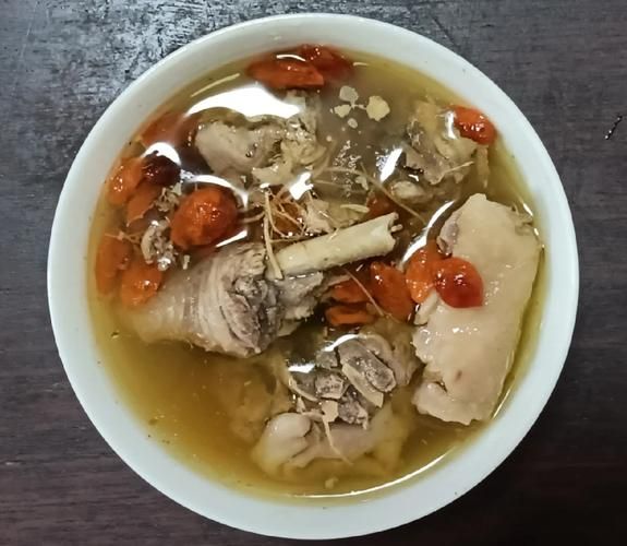 西洋参炖鸡汤的功效与禁忌_适合什么人喝-第1张图片-山城妙识 西洋参炖鸡汤的功效与禁忌_适合什么人喝-第1张图片-山城妙识