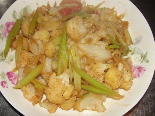 菜花炒芹菜怎么做_菜花炒芹菜用焯水吗-第3张图片-山城妙识 菜花炒芹菜怎么做_菜花炒芹菜用焯水吗-第3张图片-山城妙识