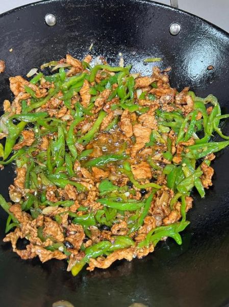 辣椒炒肉片怎么做好吃_辣椒炒肉片的秘诀-第1张图片-山城妙识