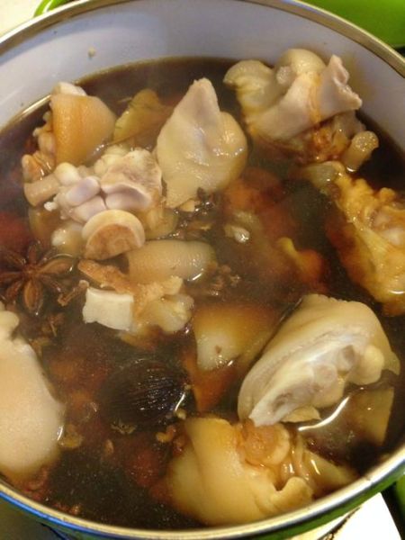 茶树菇沙茶酱猪蹄怎么做_茶树菇沙茶酱猪蹄好吃吗-第1张图片-山城妙识