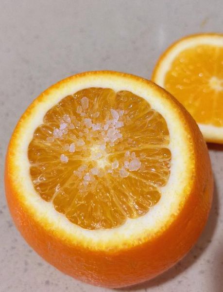 盐蒸橙子适合什么人吃_咳嗽咽痛能吃吗-第1张图片-山城妙识