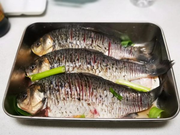 藿香鲫鱼怎么做_藿香鲫鱼正宗做法-第3张图片-山城妙识