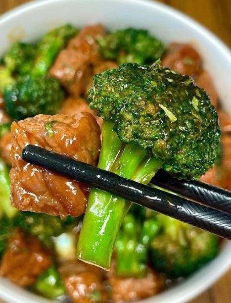 西兰花炒牛肉怎么做_牛肉炒多久才嫩-第1张图片-山城妙识