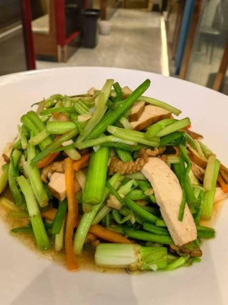 芹菜炒香干怎么炒才脆嫩_芹菜炒香干用焯水吗-第2张图片-山城妙识