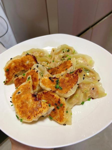 生煎饺子怎么煎不破皮_生煎饺子需要多少油-第1张图片-山城妙识 生煎饺子怎么煎不破皮_生煎饺子需要多少油-第1张图片-山城妙识