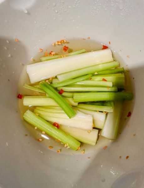 芹菜咸菜怎么腌制_芹菜咸菜腌制方法-第3张图片-山城妙识