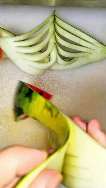 西瓜皮雕刻简单图片怎么做_西瓜皮雕刻入门教程-第3张图片-山城妙识 西瓜皮雕刻简单图片怎么做_西瓜皮雕刻入门教程-第3张图片-山城妙识