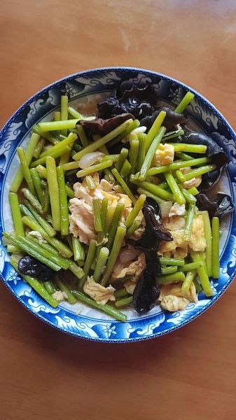 蒜苔木耳炒鸡蛋怎么做_蒜苔木耳炒鸡蛋的营养价值-第1张图片-山城妙识 蒜苔木耳炒鸡蛋怎么做_蒜苔木耳炒鸡蛋的营养价值-第1张图片-山城妙识