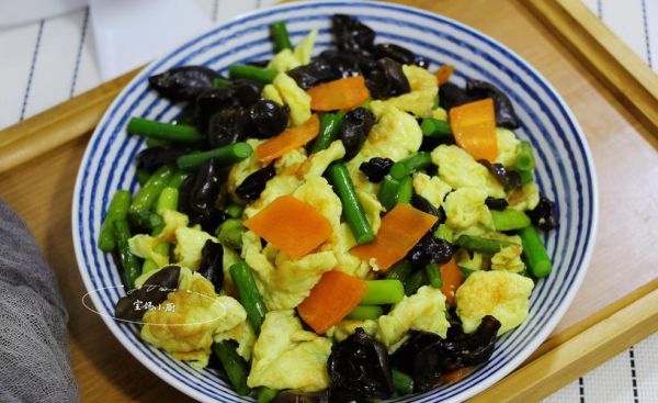 蒜苔木耳炒鸡蛋怎么做_蒜苔木耳炒鸡蛋的营养价值-第2张图片-山城妙识 蒜苔木耳炒鸡蛋怎么做_蒜苔木耳炒鸡蛋的营养价值-第2张图片-山城妙识