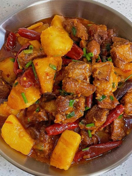 土豆炖牛腩土豆一般炖多久_牛腩炖多久才软烂-第1张图片-山城妙识