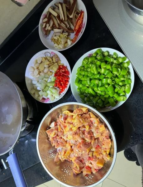 三黄鸡怎么做好吃_三黄鸡的家常做法步骤-第1张图片-山城妙识 三黄鸡怎么做好吃_三黄鸡的家常做法步骤-第1张图片-山城妙识