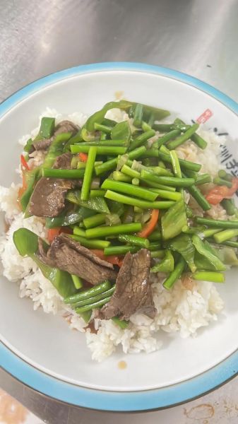 蒜苔炒肉盖饭怎么做_蒜苔炒肉盖饭热量高吗-第1张图片-山城妙识