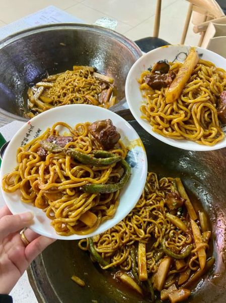 铁锅焖面怎么做_铁锅焖面最正宗的做法-第1张图片-山城妙识 铁锅焖面怎么做_铁锅焖面最正宗的做法-第1张图片-山城妙识