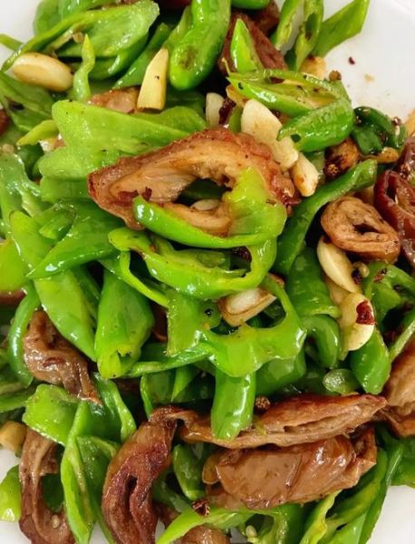 尖椒溜肥肠怎么做好吃_尖椒溜肥肠焯水还是生炒-第2张图片-山城妙识