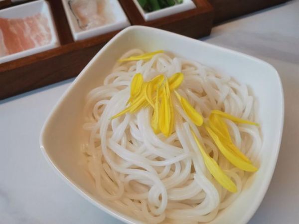 过桥米线是哪里的特产_云南过桥米线起源-第1张图片-山城妙识 过桥米线是哪里的特产_云南过桥米线起源-第1张图片-山城妙识