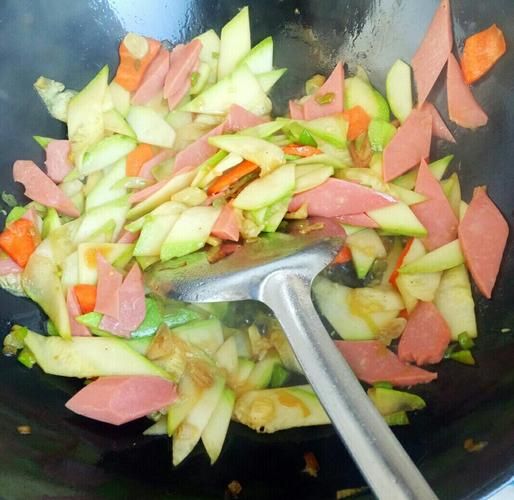 西葫芦炒火腿怎么做_西葫芦炒火腿要焯水吗-第1张图片-山城妙识 西葫芦炒火腿怎么做_西葫芦炒火腿要焯水吗-第1张图片-山城妙识