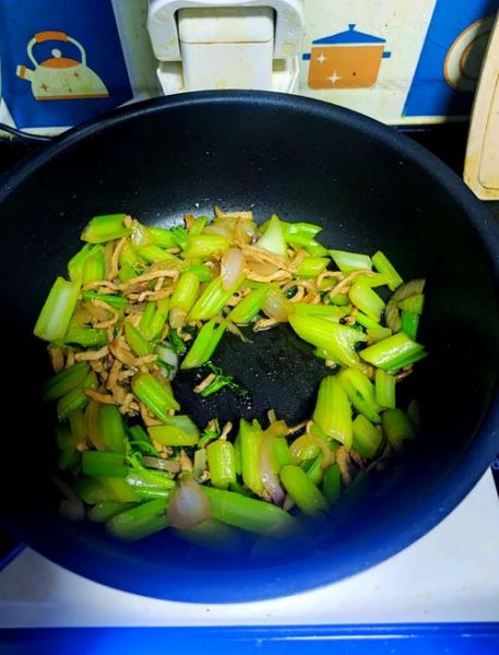 肉片炒芹菜怎么炒好吃_肉片炒芹菜的家常做法-第3张图片-山城妙识