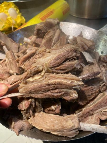 手抓羊排怎么抓_手抓羊排的正确吃法-第1张图片-山城妙识