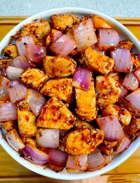 洋葱炒鸡胸肉的热量是多少_减脂期能吃吗-第1张图片-山城妙识