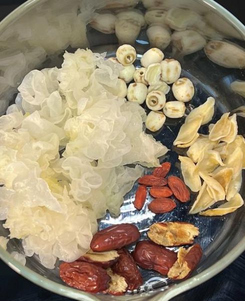 银耳莲子汤怎么做_银耳莲子汤要炖多久-第2张图片-山城妙识
