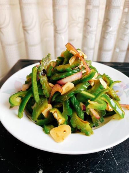 凉拌苦瓜洋葱怎么做_苦瓜洋葱凉拌要不要焯水-第1张图片-山城妙识