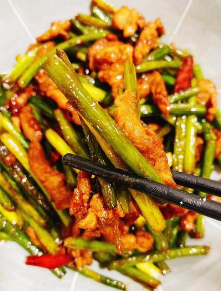 蒜苔肉丝怎么炒才好吃_蒜苔炒肉要不要焯水-第3张图片-山城妙识 蒜苔肉丝怎么炒才好吃_蒜苔炒肉要不要焯水-第3张图片-山城妙识