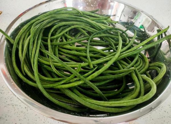 青椒炒豆角怎么炒才好吃_青椒炒豆角要不要焯水-第1张图片-山城妙识 青椒炒豆角怎么炒才好吃_青椒炒豆角要不要焯水-第1张图片-山城妙识