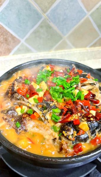 砂锅鱼头煲怎么做才入味_鱼头煲去腥技巧-第1张图片-山城妙识 砂锅鱼头煲怎么做才入味_鱼头煲去腥技巧-第1张图片-山城妙识