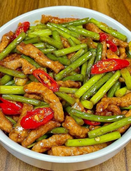 蒜苔炒肉怎么做_蒜苔炒肉用哪个部位肉-第1张图片-山城妙识