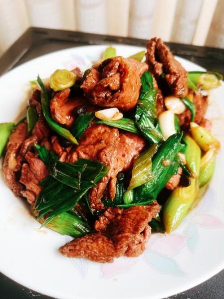 青蒜炒牛肉怎么炒才嫩_青蒜炒牛肉要不要焯水-第1张图片-山城妙识 青蒜炒牛肉怎么炒才嫩_青蒜炒牛肉要不要焯水-第1张图片-山城妙识