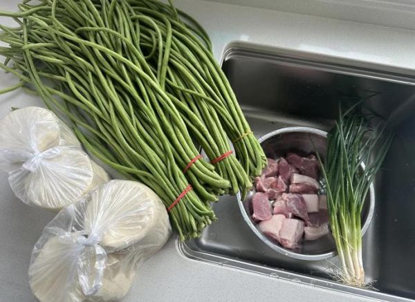 猪肉豆角馅饺子怎么调馅才好吃_猪肉豆角馅饺子焯水还是不焯水-第3张图片-山城妙识