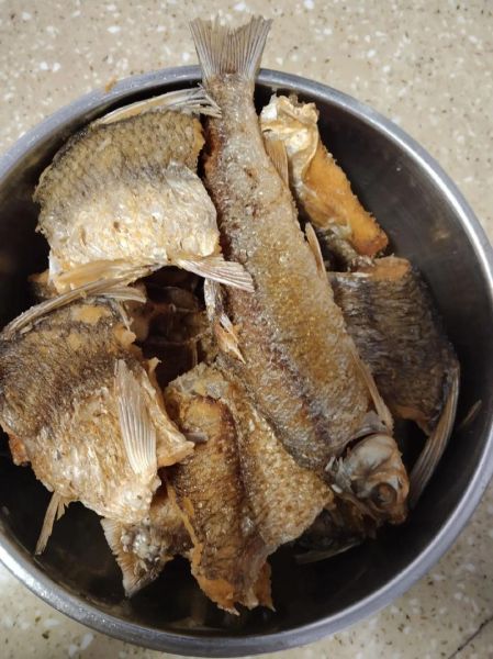 炸鲮鱼怎么做好吃_炸鲮鱼的做法大全-第2张图片-山城妙识