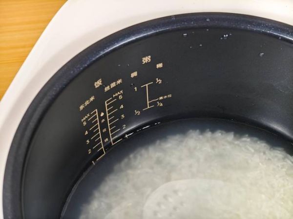 电饭锅蒸大米饭怎么做好吃_电饭锅蒸米饭水米比例-第1张图片-山城妙识 电饭锅蒸大米饭怎么做好吃_电饭锅蒸米饭水米比例-第1张图片-山城妙识
